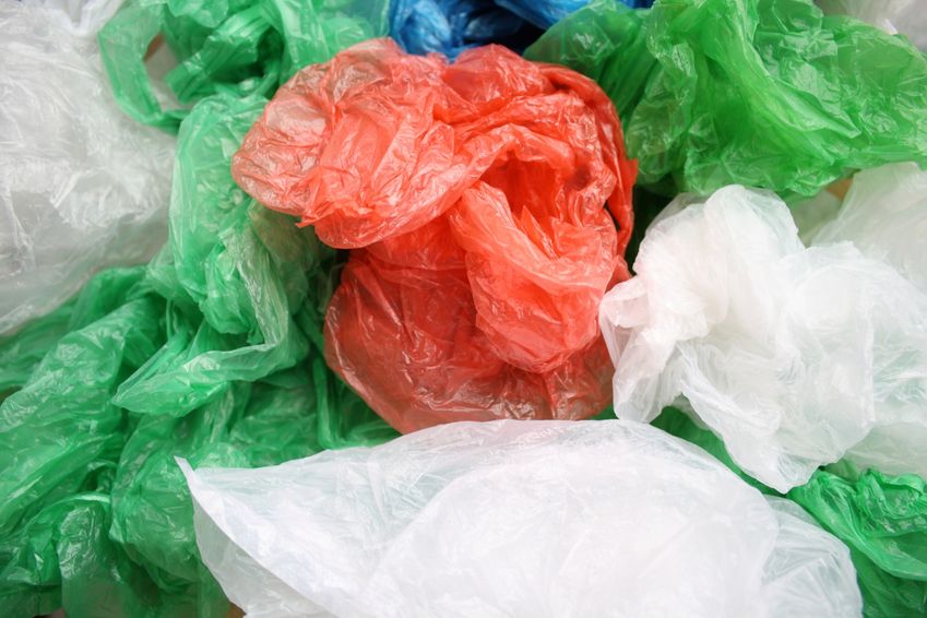 Zo maak je van plastic tasjes hippe sneakers - RetailTrends