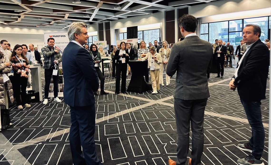 Handen schudden in plaats van met vinger wijzen op Wocoda 2024 (+ video) - Vastgoedjournaal.nl